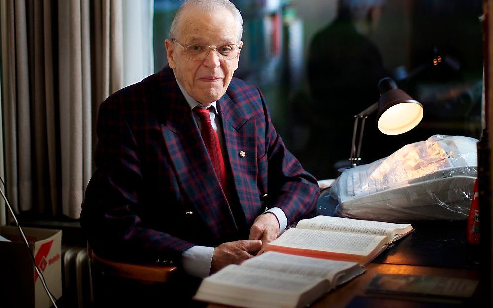 Dr. Bernard Smilde krijgt vriendenbundel bij 90e verjaardag