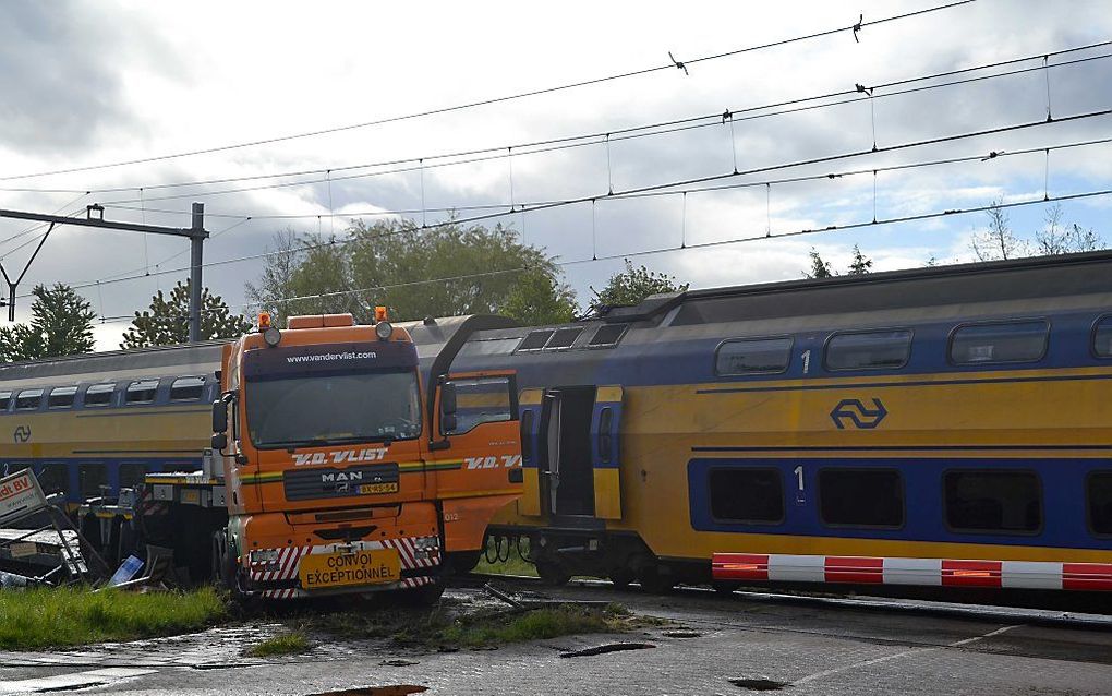 Trein ramt dieplader op overweg