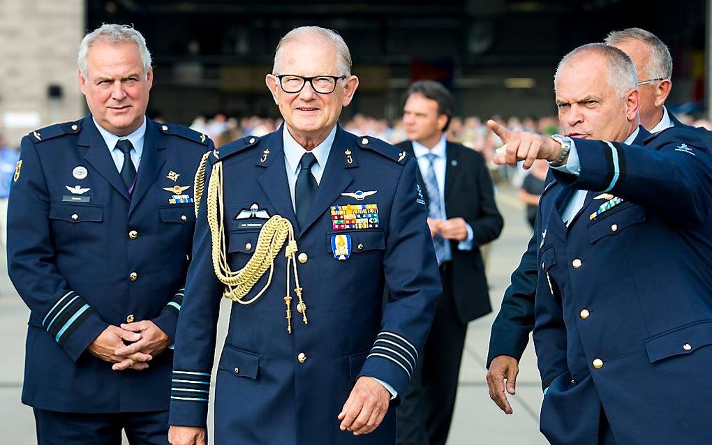 Luchtmacht bevordert Pieter van Vollenhoven