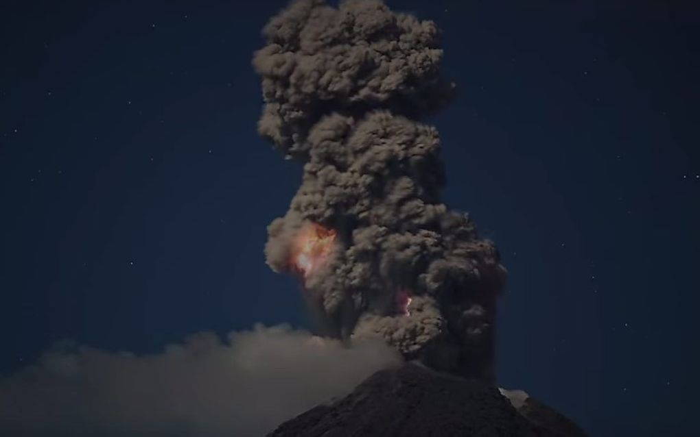 Vulkanische bliksem tijdens uitbarsting in Mexico (video)