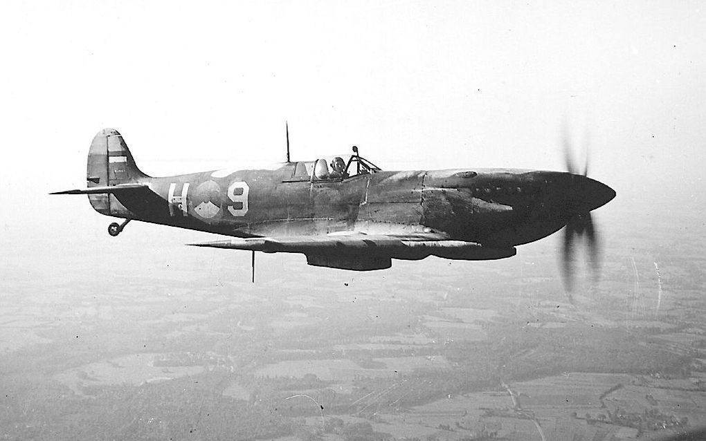 Fly-over Spitfire bij onthulling monument Nieuwdorp