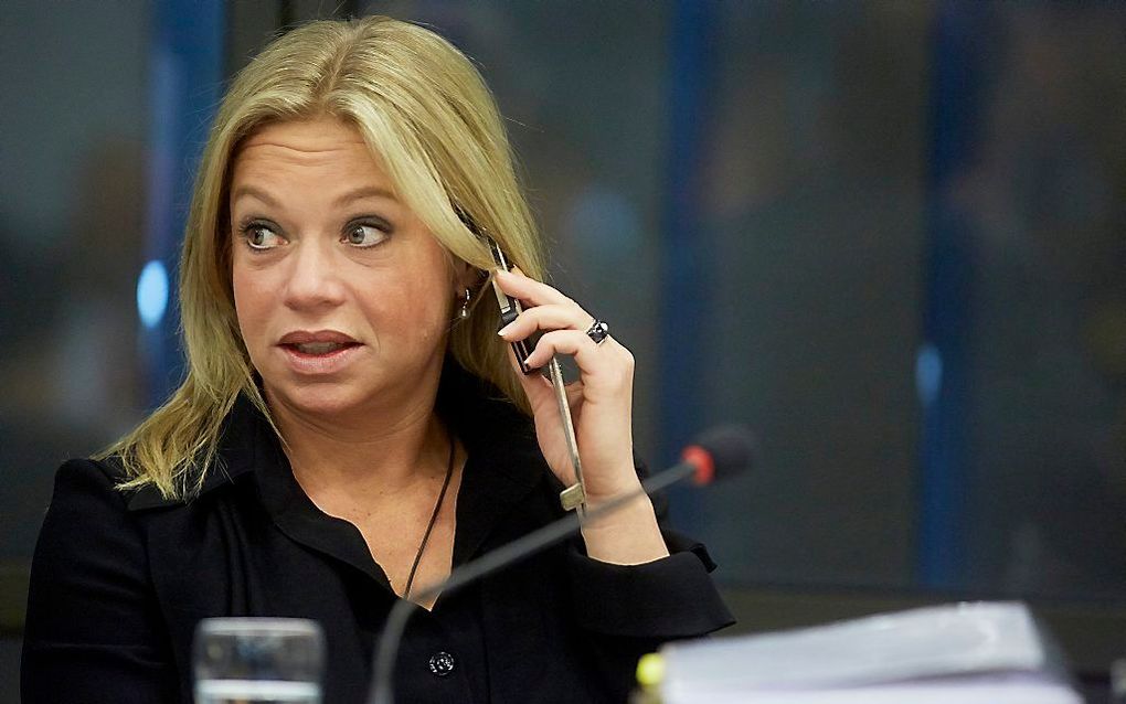 Hennis: Verkeerd beeld over afluisteren