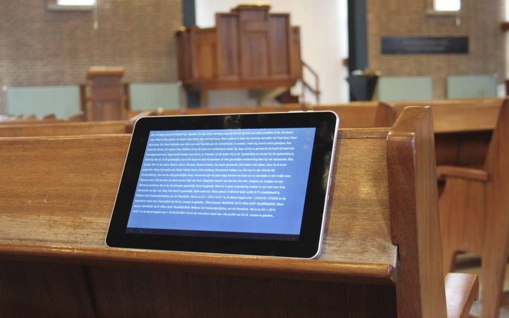 Preekondertiteling op tablet voor doven en slechthorenden