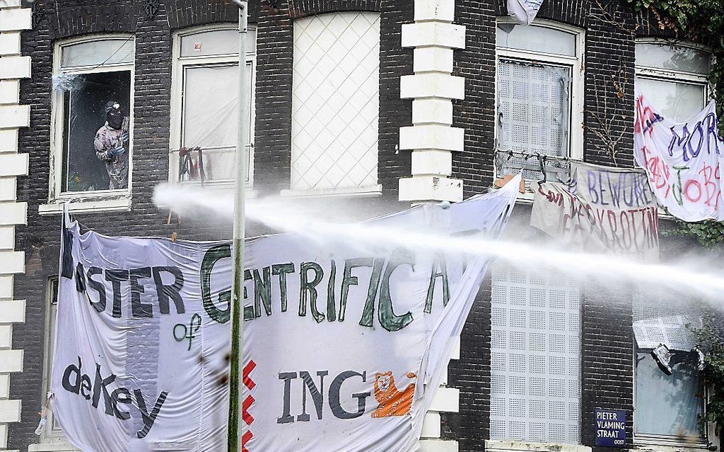 Krakers opgepakt bij ontruiming pand (fotoserie)