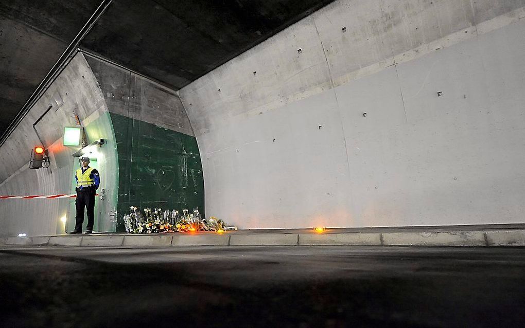 Staatssecretaris Dekker bij herdenking busongeval Sierre