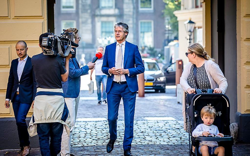Minister Slob nog enige tijd uit de running