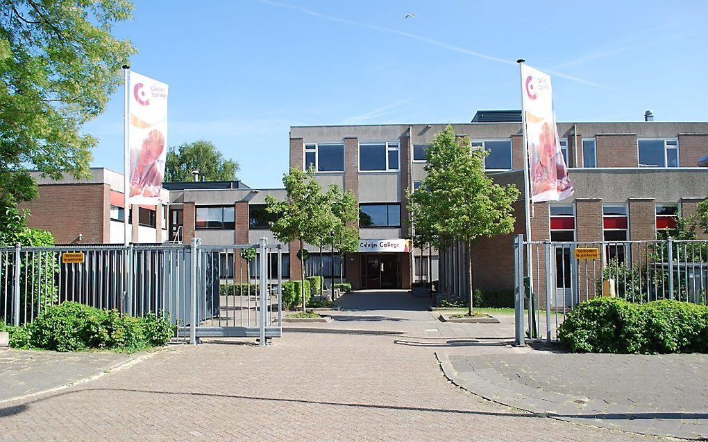 Gepakt met bier op dak Calvijn College