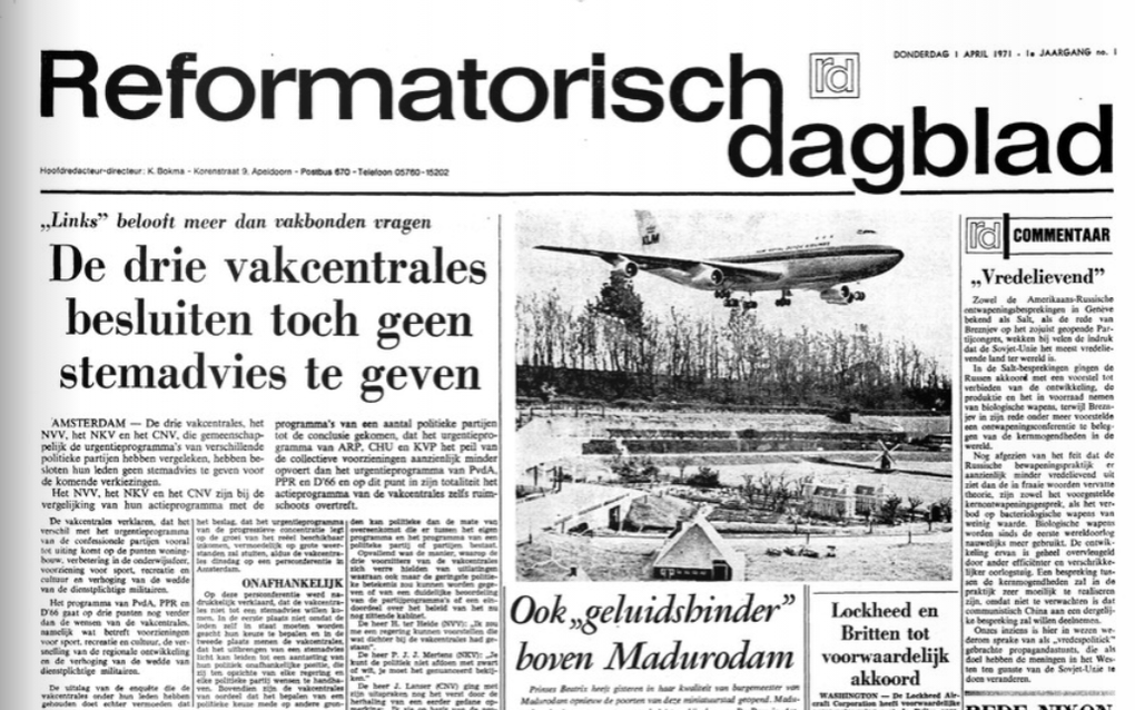 Blader door de eerste editie (1971) van het Reformatorisch Dagblad
