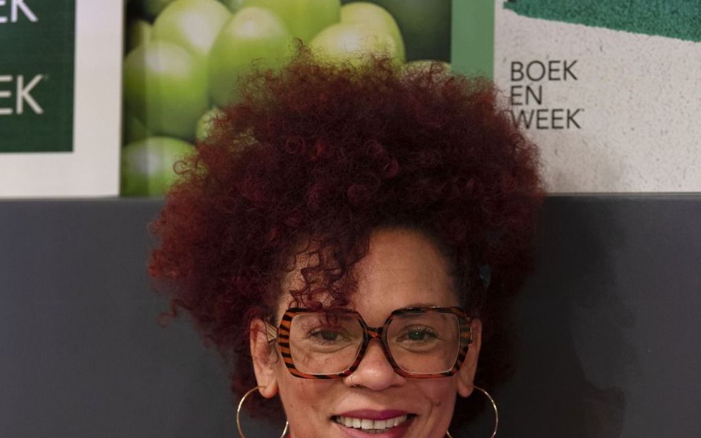 Dichter des Vaderlands Babs Gons kijkt met liefde en aandacht