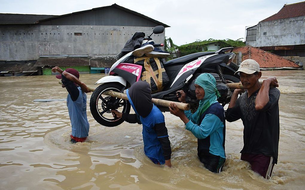 Week 6 in beeld: wateroverlast, wolkenschoon en winterse taferelen