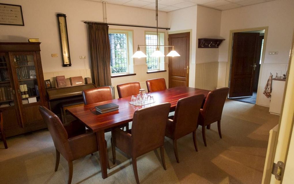 Ds. A. Schot: Ambtelijk gezag over kringen in gemeente voluit Bijbels