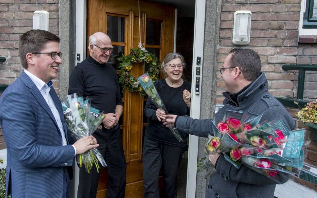 Hoornbeeck Rotterdam deelt rozen uit met Kerstboodschap