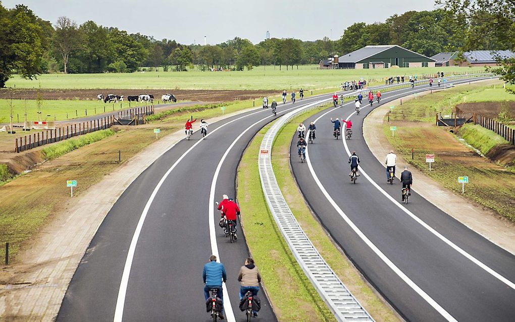 Fietsers testen nieuwe autoweg N18