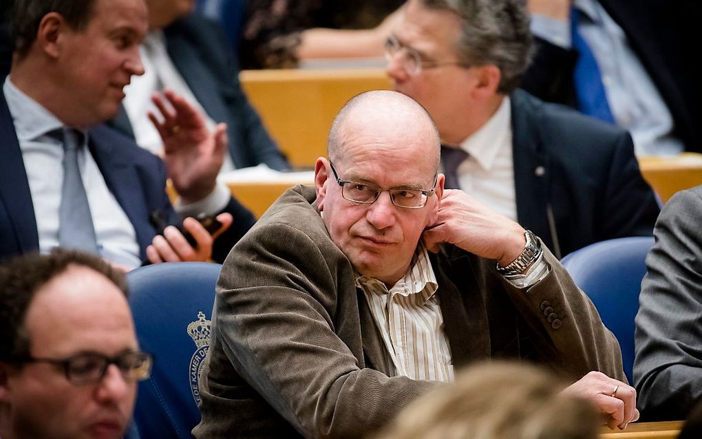 Teeven onderzoekt juridische stappen