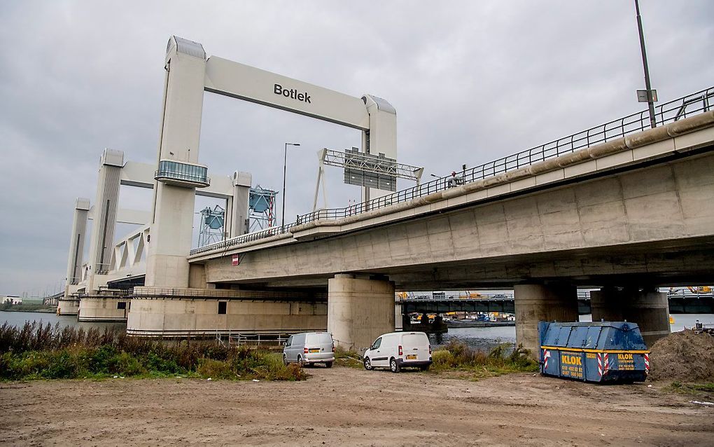 Rijkswaterstaat kijkt opnieuw naar Botlekbrug