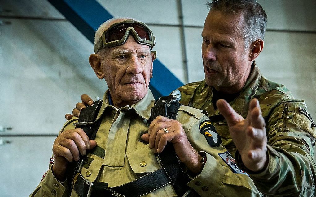 Veteraan (98) maakt sprong met ambassadeurs