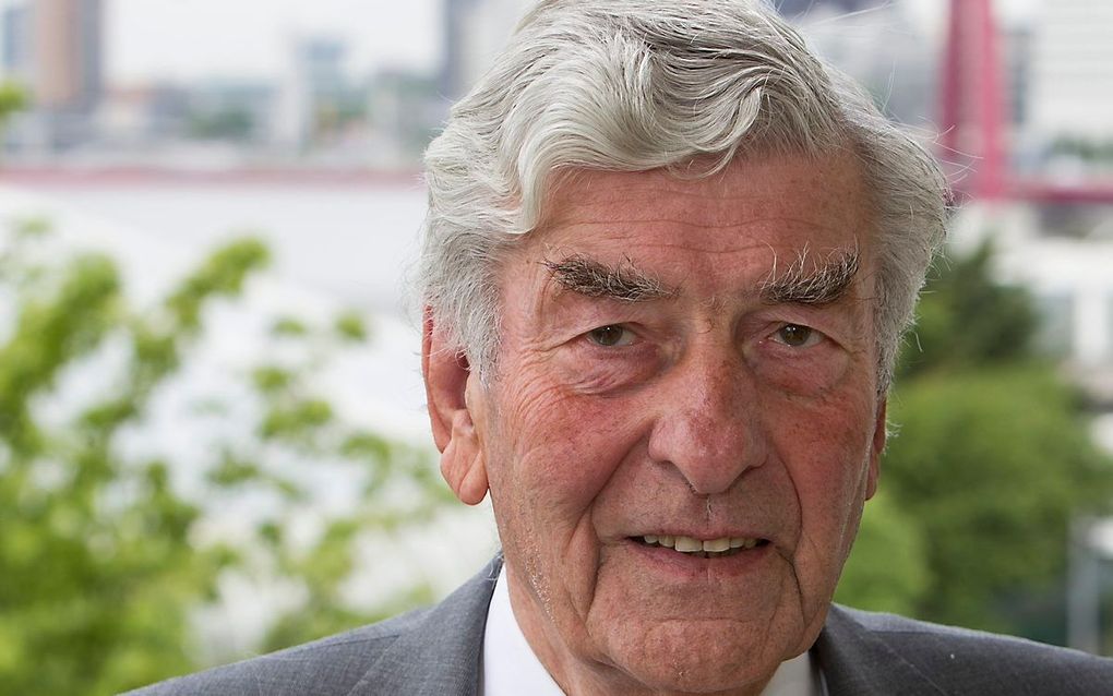 Lubbers bewierookt als premier, later omstreden