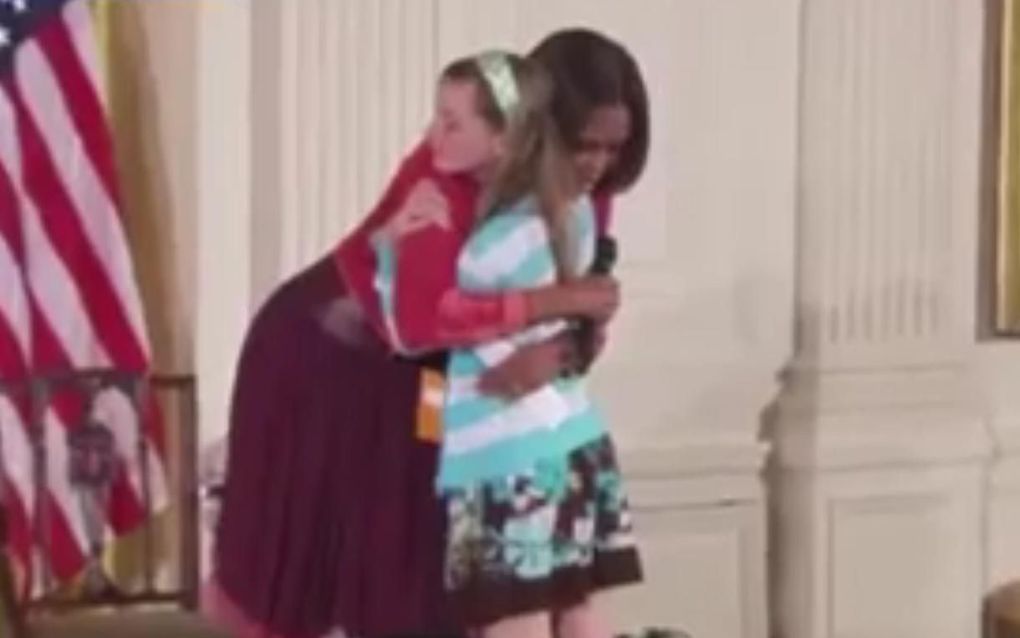 Meisje (10) overhandigt Michelle Obama cv van werkloze vader (met video)