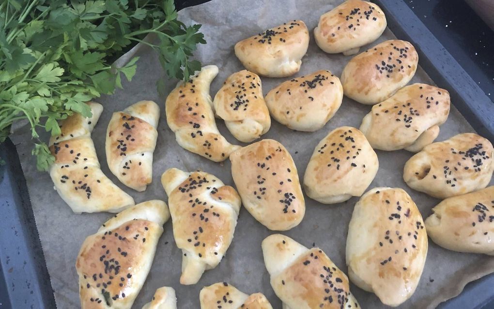 Turkse broodjes in twee varianten: kruidige rund-aardappel of witte ...