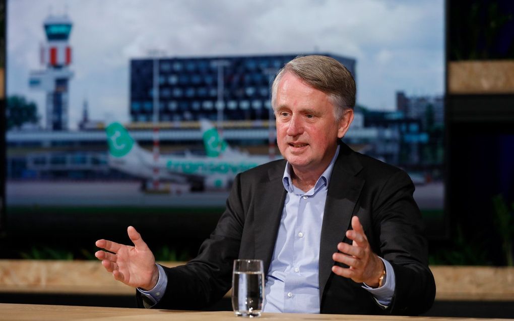 Schiphol-topman Benschop biedt excuses aan voor chaos
