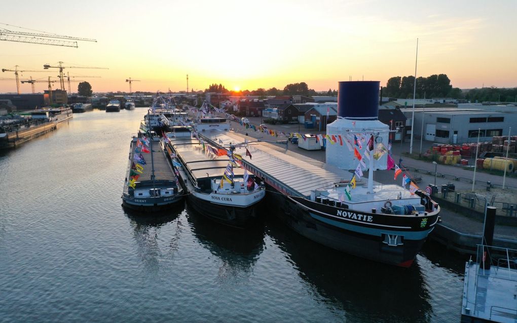 Schepen in Werkendam met vlaggetjes versierd in verband met bruiloften.