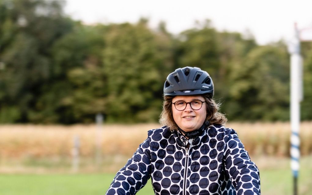 Josien Teitsma geniet op de fiets van de houtgeur in het bos
