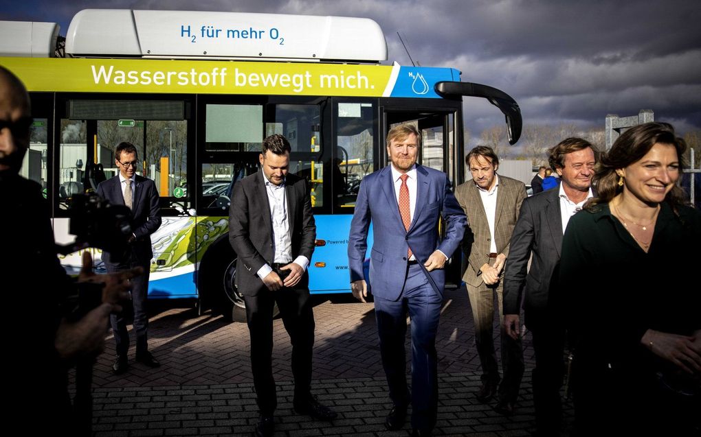 Willem-Alexander toert met waterstofbus langs waterstofbedrijven