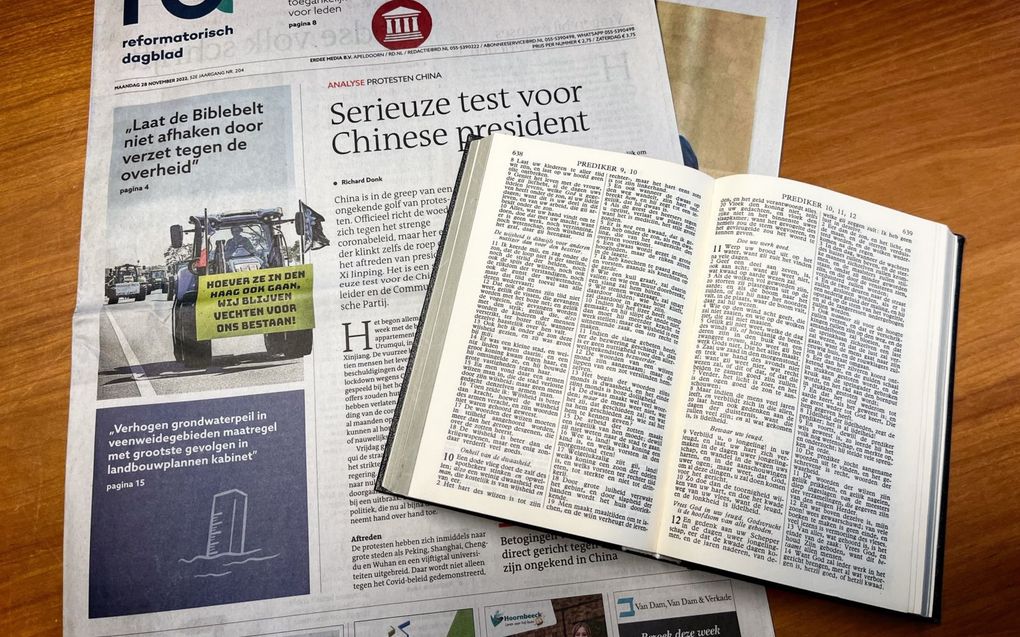 De wereld van 2022... wordt vervolgd met krant en Bijbel