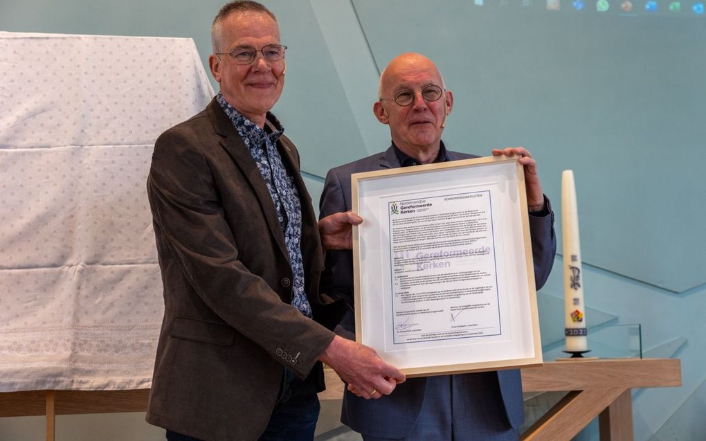 Vrijgemaakte vaas die in 1967 brak nu weer gelijmd