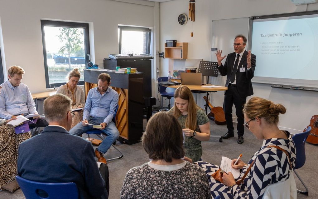 Ds. De Raaf op symposium JBGG: We moeten de Bijbel uitleggen, uitleggen ...