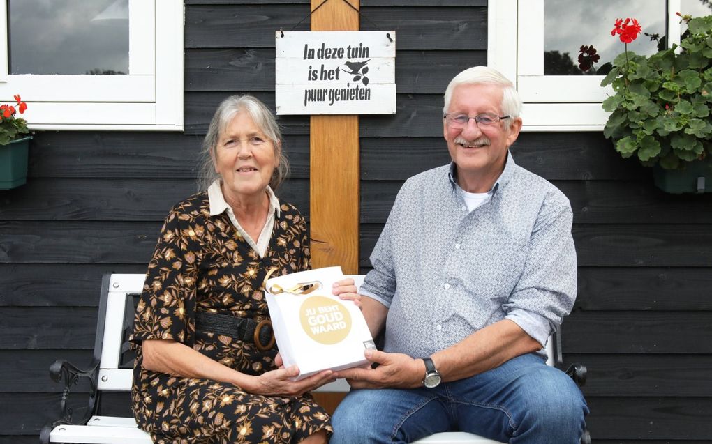 Trouwe echtgenoot hangt ’s ochtends vroeg al de was op