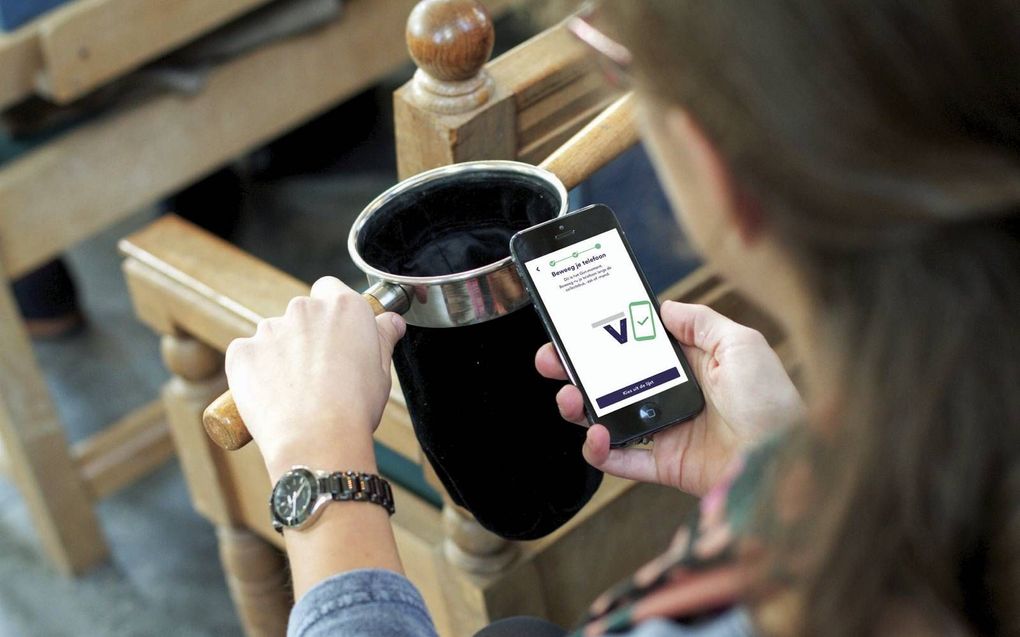 Digitale collectezak heet hangijzer in kerk