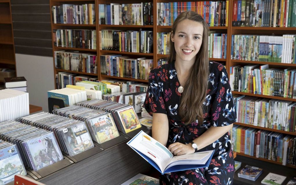Nancy Schot neemt de boeken van De Roo over