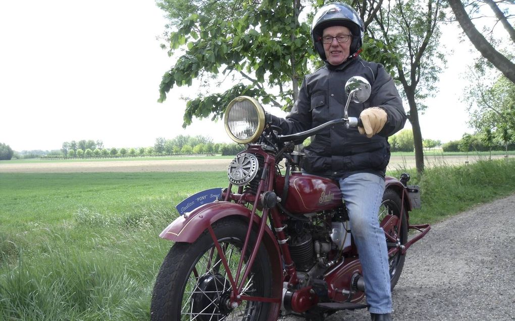 Genoten van het sleutelen en het rijden op een oude motor