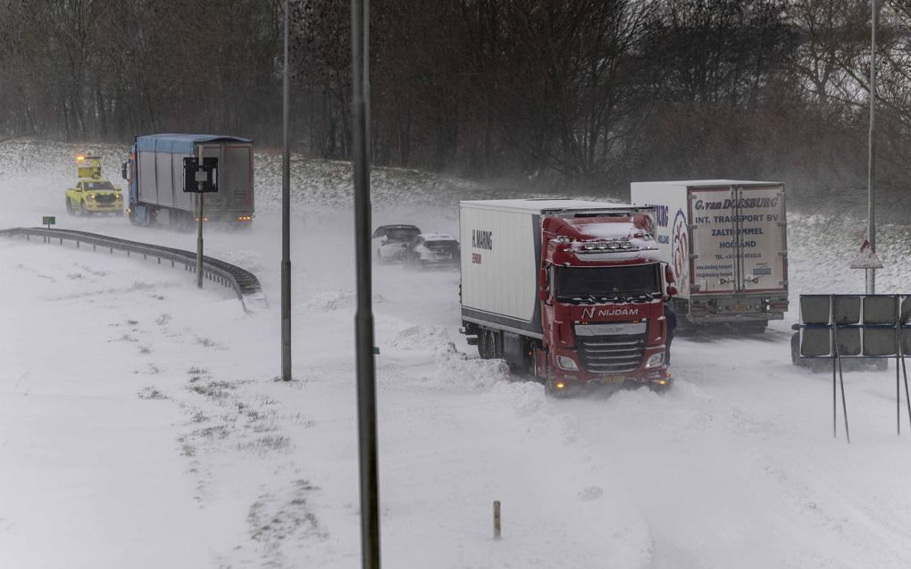 Aantal wegen nog dicht om winterweer • Code oranje voorbij