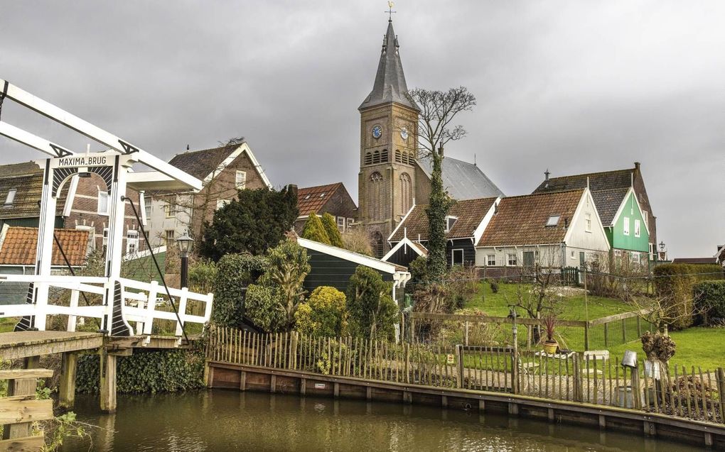 De Grote Kerk van Marken staat op het hoogste puntje van het dorp