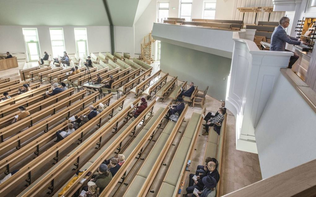 Wat doen de kerken? Beperkt zingen in een grotendeels lege kerk Wat doen de kerken? Beperkt zingen in een grotendeels lege kerk