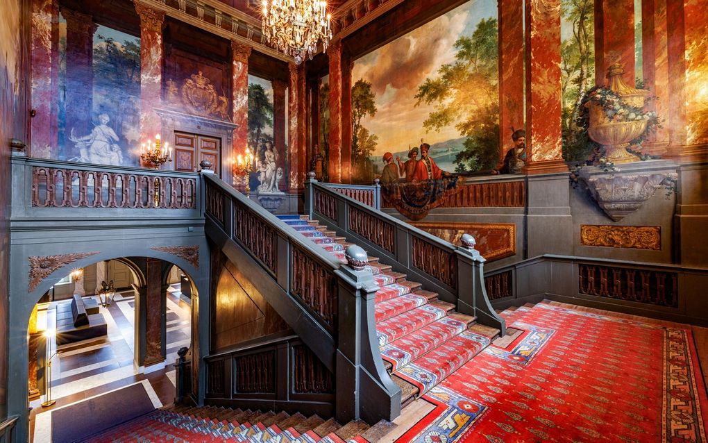 Achter de wandschildering rond de staatsietrap in Paleis Het Loo ...