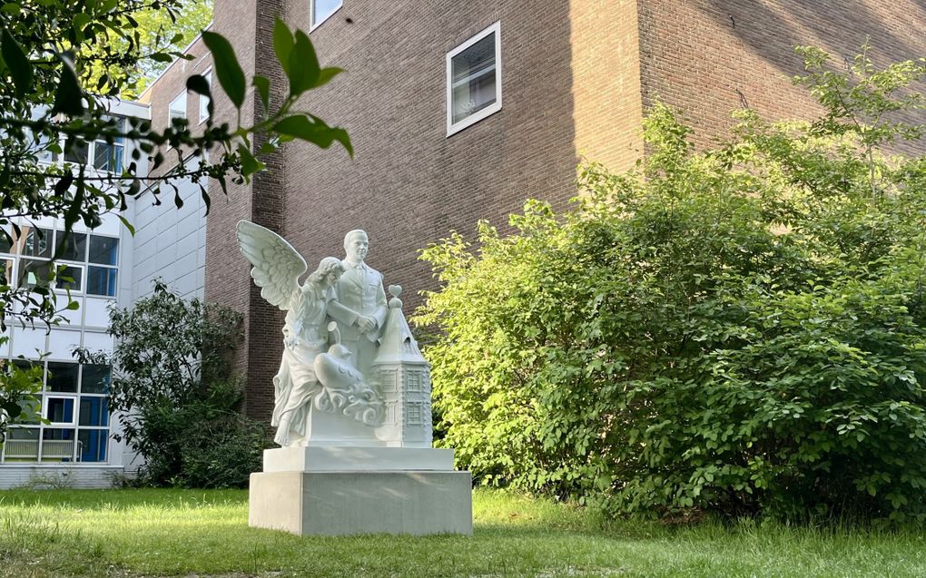 Sculptuur oud-premier Piet de Jong weggestopt