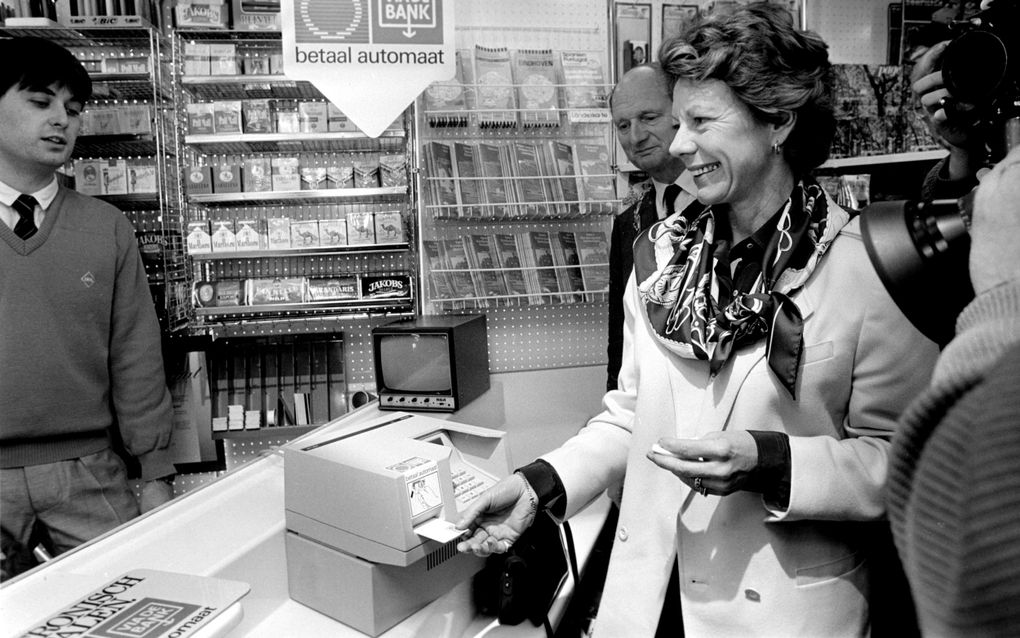 Nederland betaalt 40 jaar met de pinpas