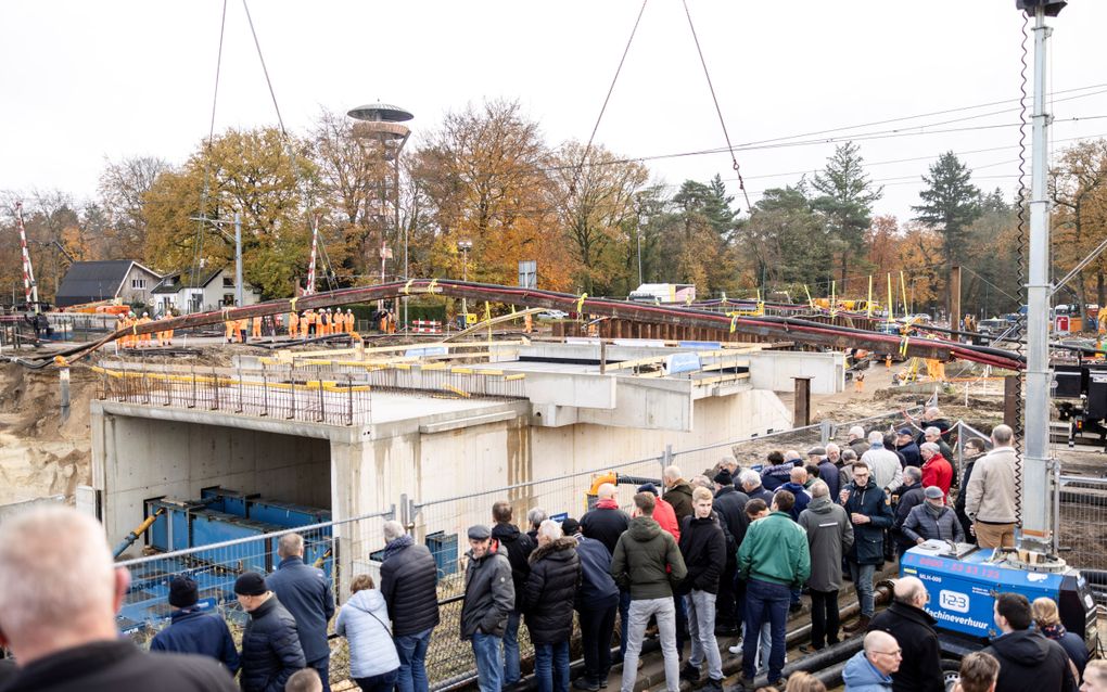 Tunnel onder spoor in Nunspeet geplaatst