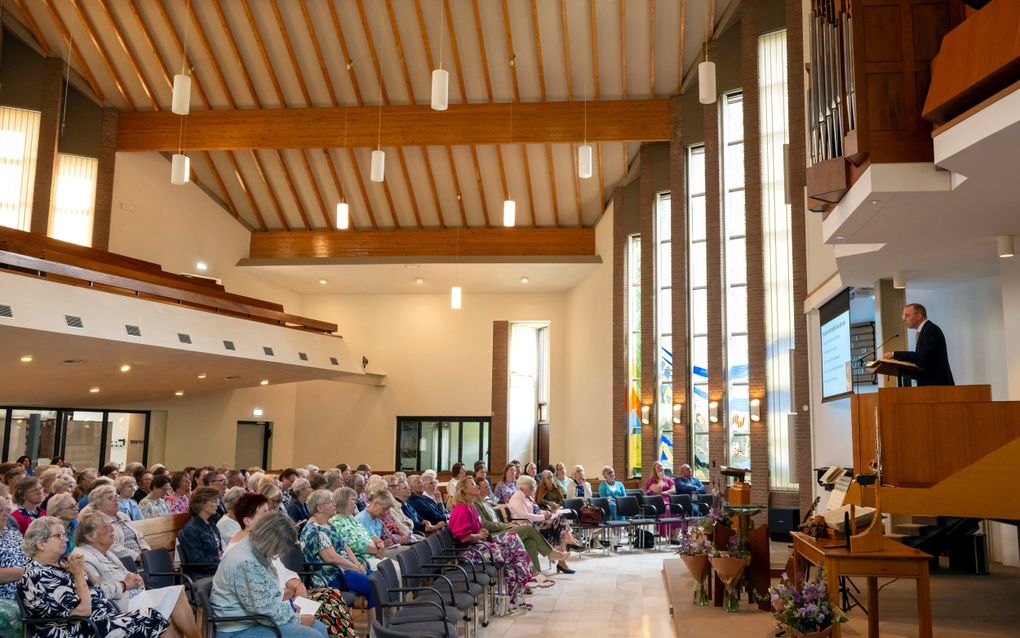 Dr. Van der Knijff op christelijke gereformeerde Vrouwendag: In de ...