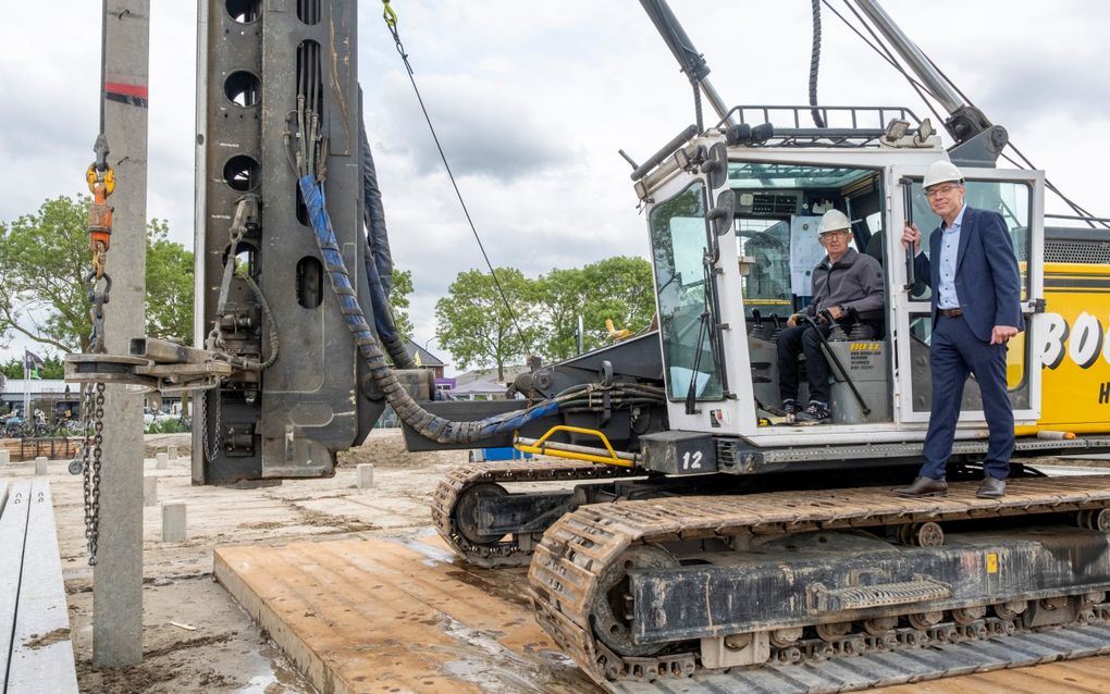 Eerste paal voor kerk gereformeerde gemeente in Nederland Oud-Vossemeer geslagen
