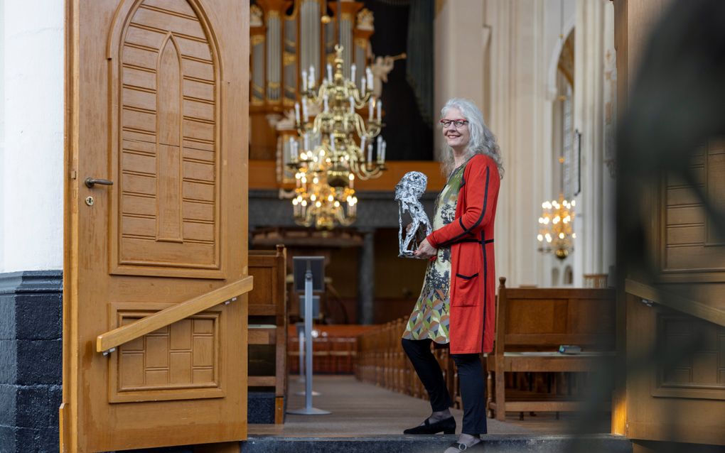 Relinde Kattenberg met Bijbelse bronzen beelden in Grote Kerk Harderwijk