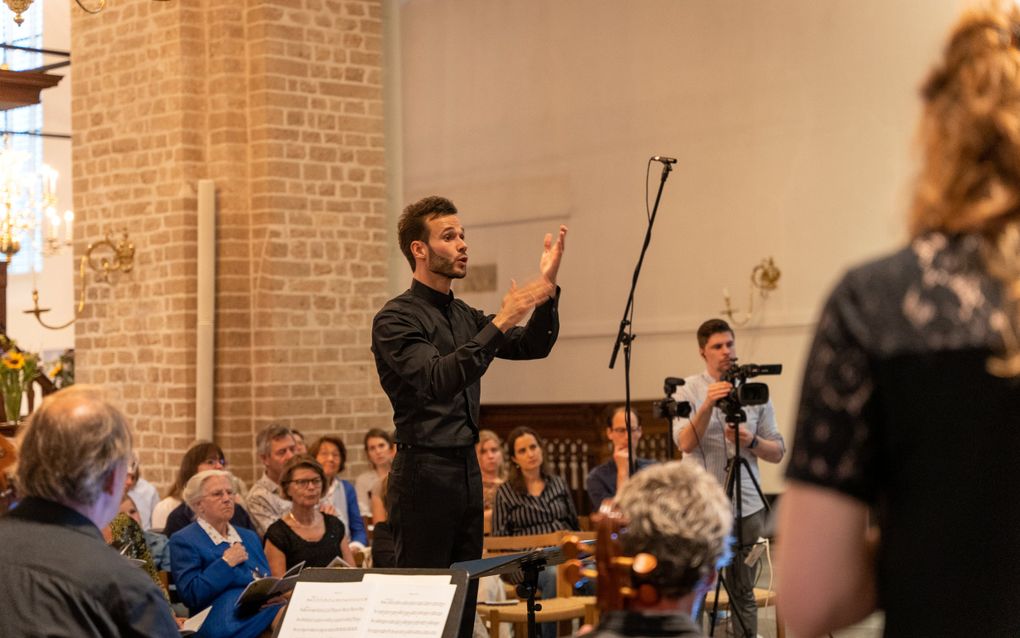 Dirigent Maarten Koopman geniet van de glinsterende ogen van koorleden