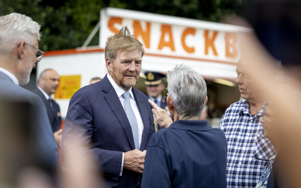 Koningspaar bezoekt Rotterdamse shoarmazaak, koning eet een kapsalon