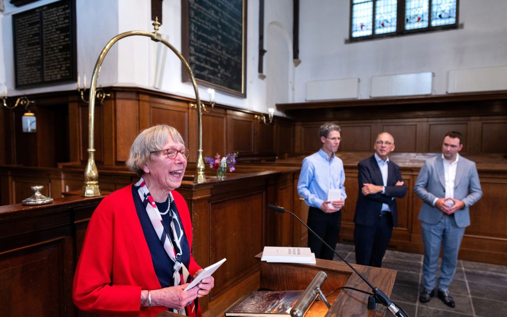Nieuw boek dr. W. Aalders gepresenteerd aan CDA-fractievoorzitter Henri ...