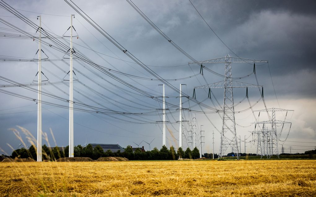Ouderwetse hoogspanningsmast wint van wintrack en wordt in ere hersteld