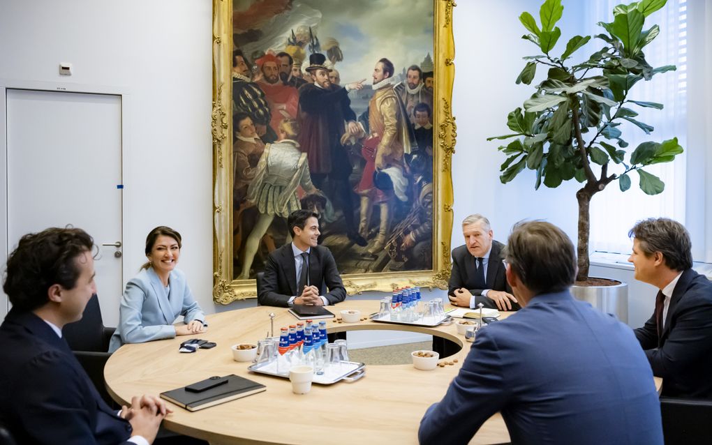 Dag 32: Doorbraak blijft uit, roep om rol voor koning