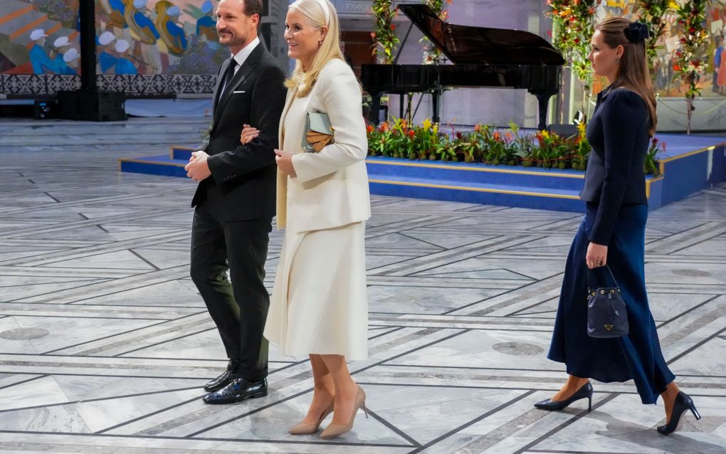 Kroonprinses Mette-Marit wacht op operatie